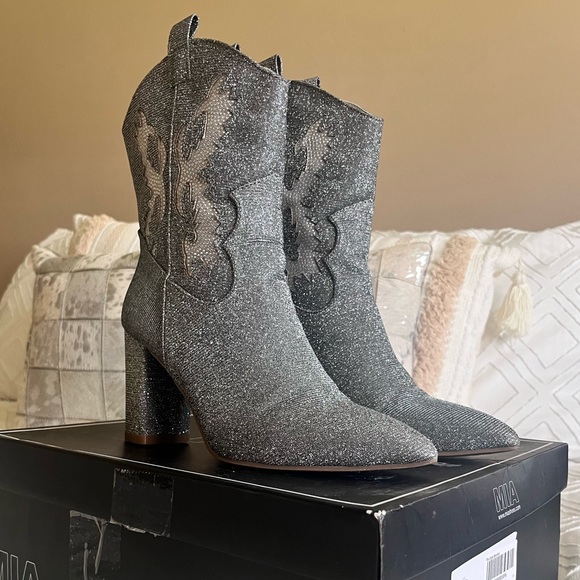 MIA | Shoes | Mia Gypsy Silver Cowgirl Boots Size 75 | Poshmark